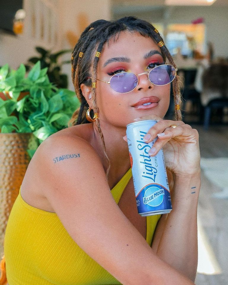 Women the prime target. Blue Moon #alcoholad – Canceraware